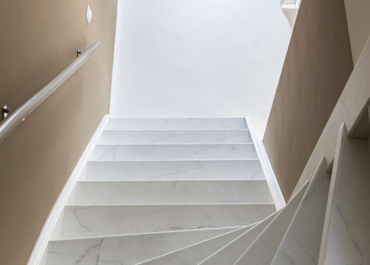 Trapbekleding in lichte marmerlook met zachte structuur | Upstairs ...