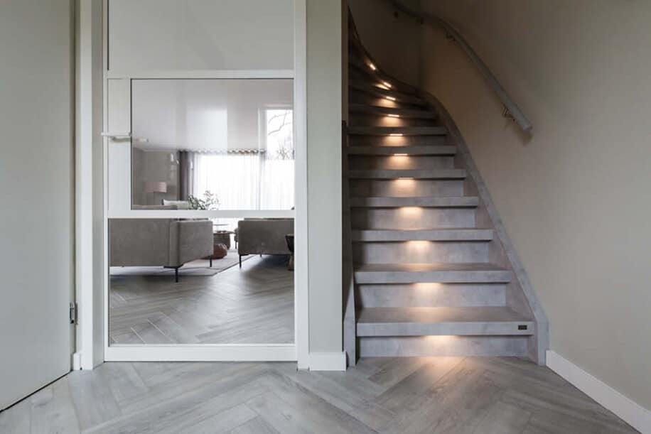 Cloudy Cement: betonlook trapbekleding | Traprenovatie Upstairs