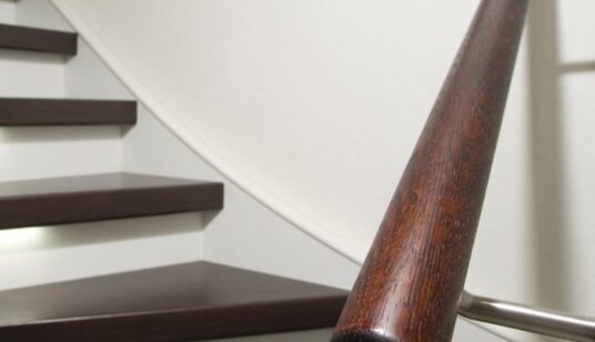 Wat is de ideale hoogte voor de trapleuning? | Upstairs Traprenovatie