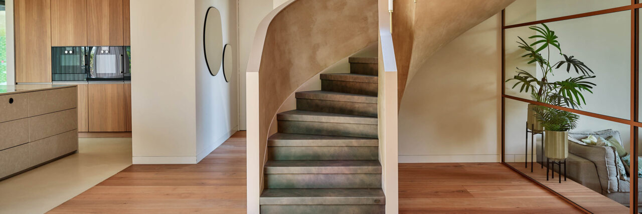 Dichte trap renoveren | Luxe afwerking & comfort | Upstairs Traprenovatie